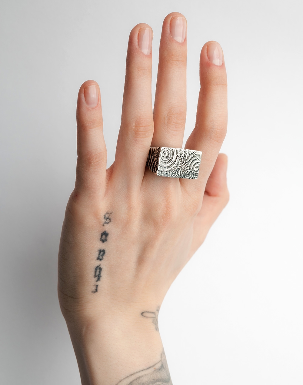 Кольцо Water ripples signet от OUTBREAK JEWELRY купить за 15000 руб в ...