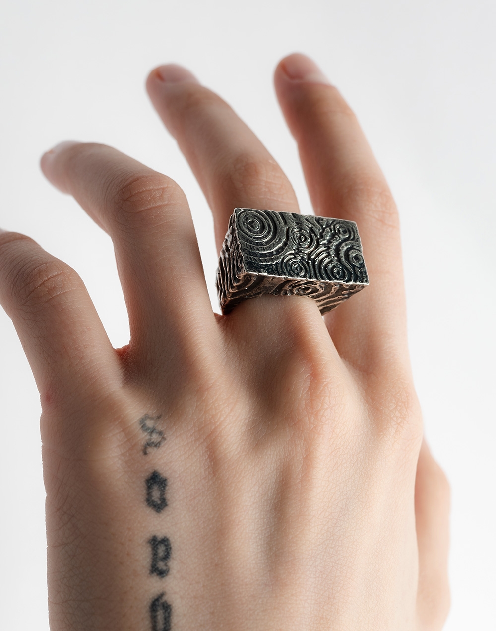 Кольцо Water ripples signet от OUTBREAK JEWELRY купить за 15000 руб в ...